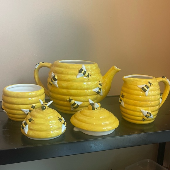 Linens N Things | Dining | Vintage Bee Tea Set | Poshmark